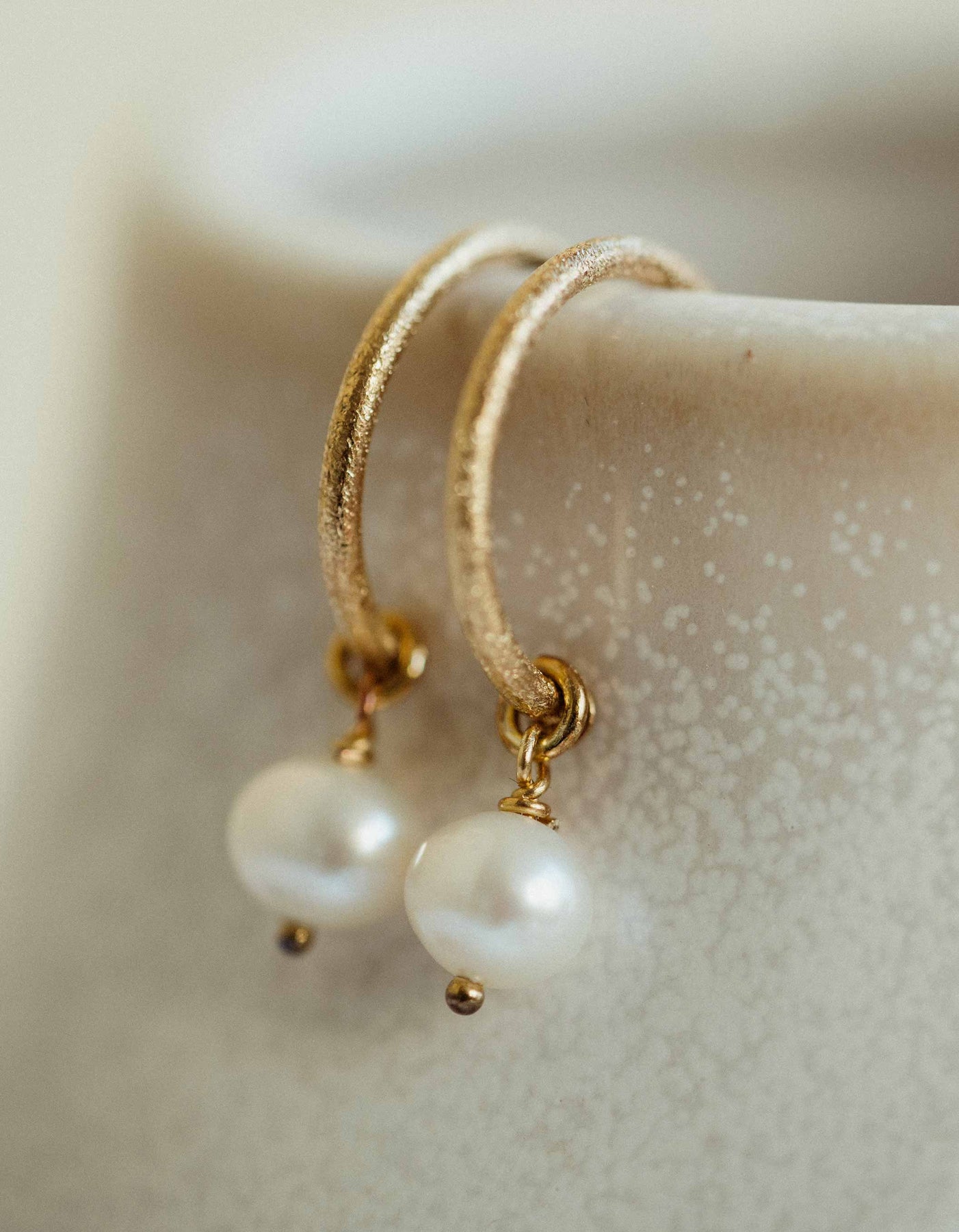 Ohrringe Loop mit Perle Gold - 925er Silber 14k vergoldet – www.andcompliments.com