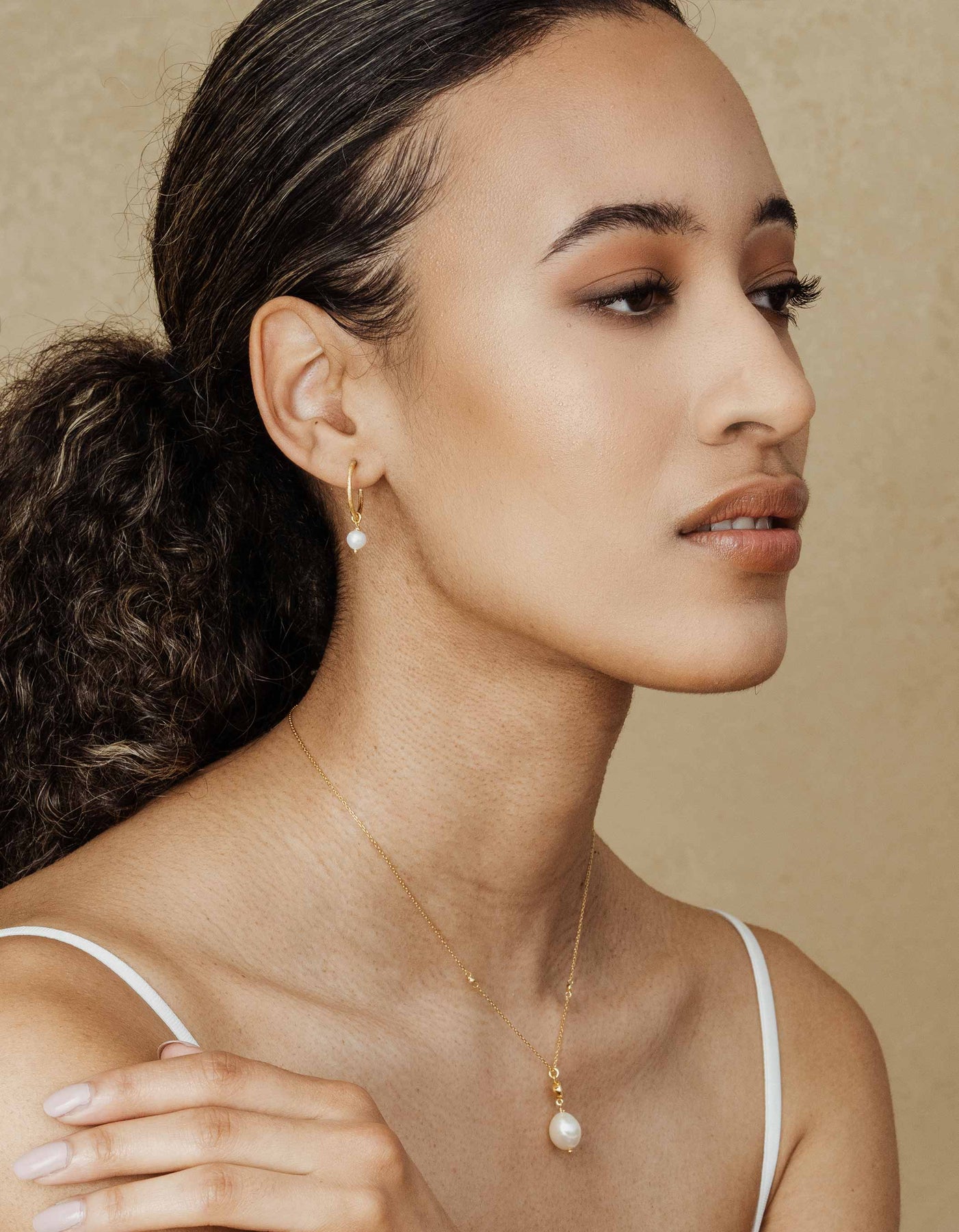 Ohrringe Loop mit Perle Gold - 925er Silber 14k vergoldet – www.andcompliments.com