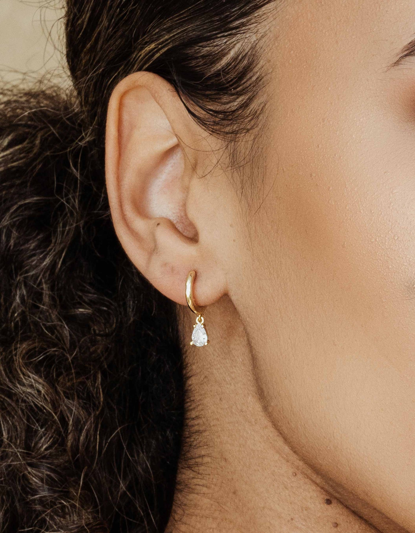 Ohrringe Loop mit Tropfen Gold - 925er Silber 14k vergoldet – www.andcompliments.com